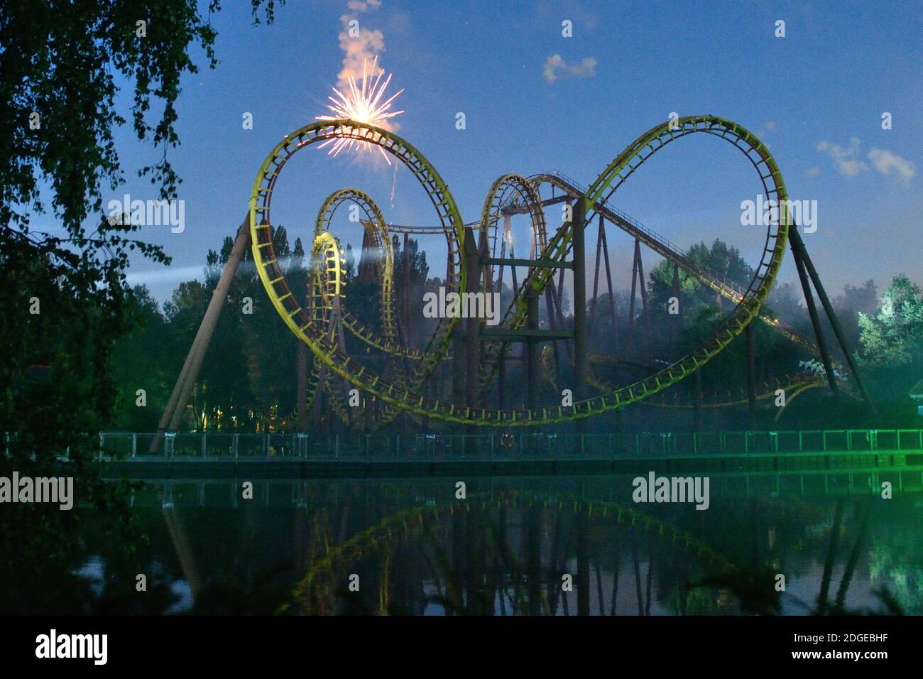 UN feu d'artificice est organize a l'occasion de l'inauguration de la ...