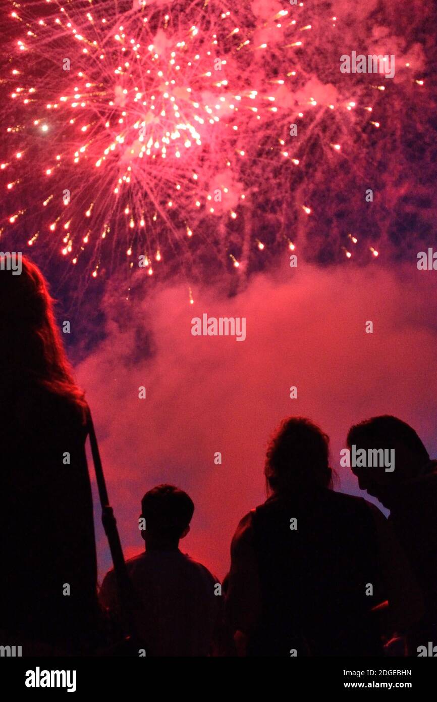 UN feu d'artificice est organize a l'occasion de l'inauguration de la ...