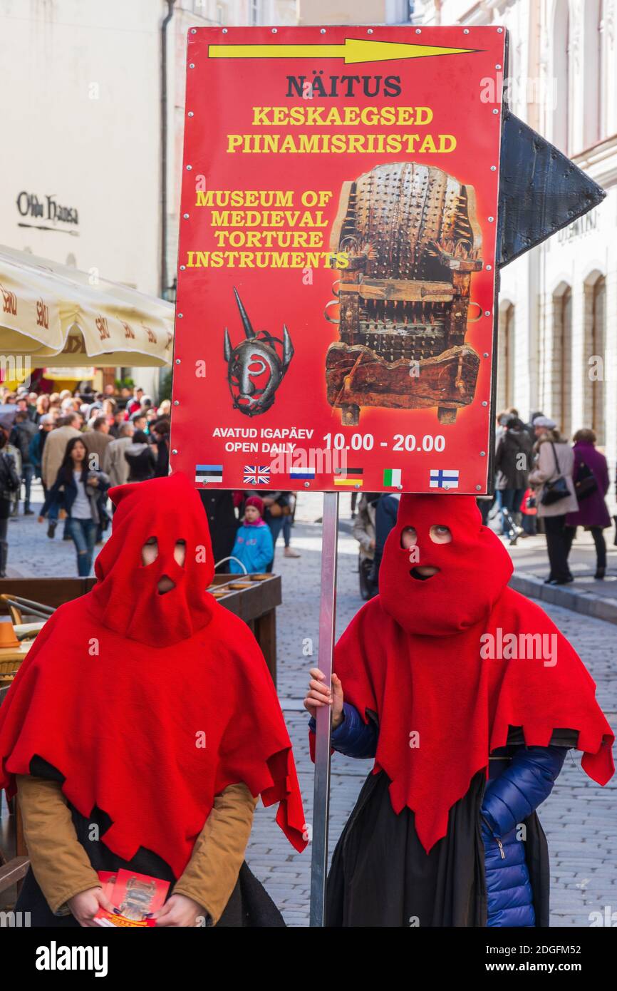 Mittelalterliche Folterinstrumente Ausstellung Werbetreibende in roter ...
