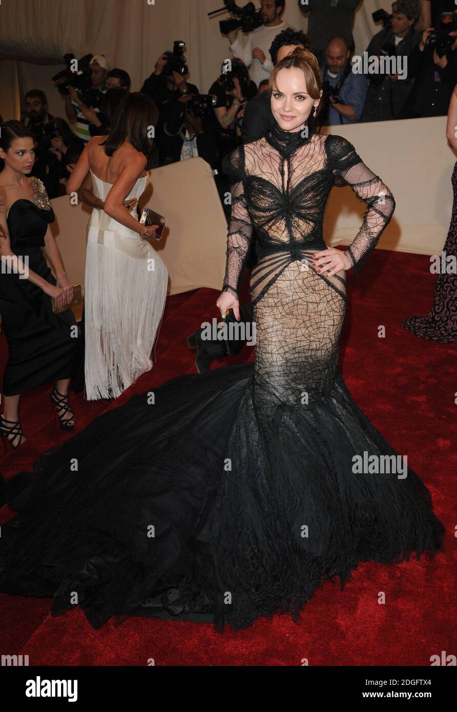 Christina ricci alexander mcqueen -Fotos und -Bildmaterial in hoher ...