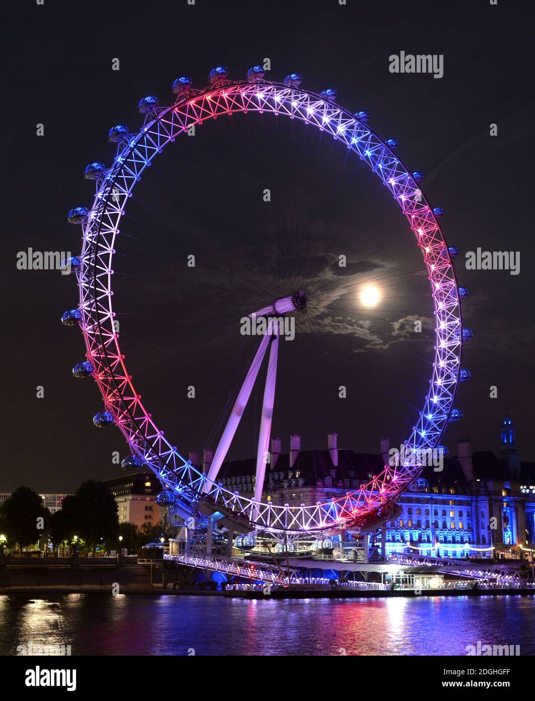 Das EDF London Eye feiert die Geburt des Herzogs und der Herzogin von ...