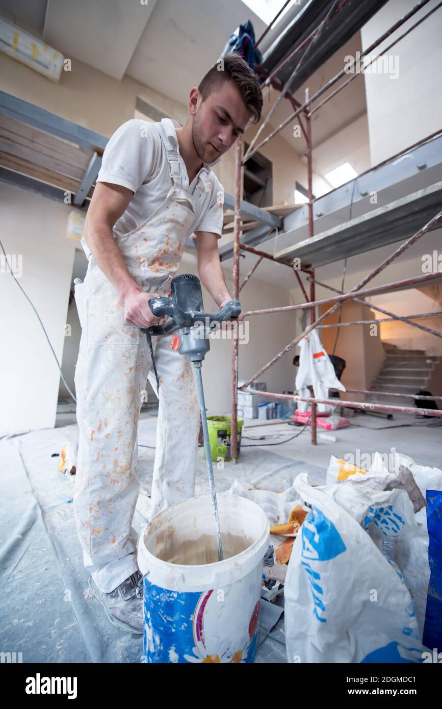 Man Mixing Cement In Bucket Stockfotos und -bilder Kaufen - Alamy