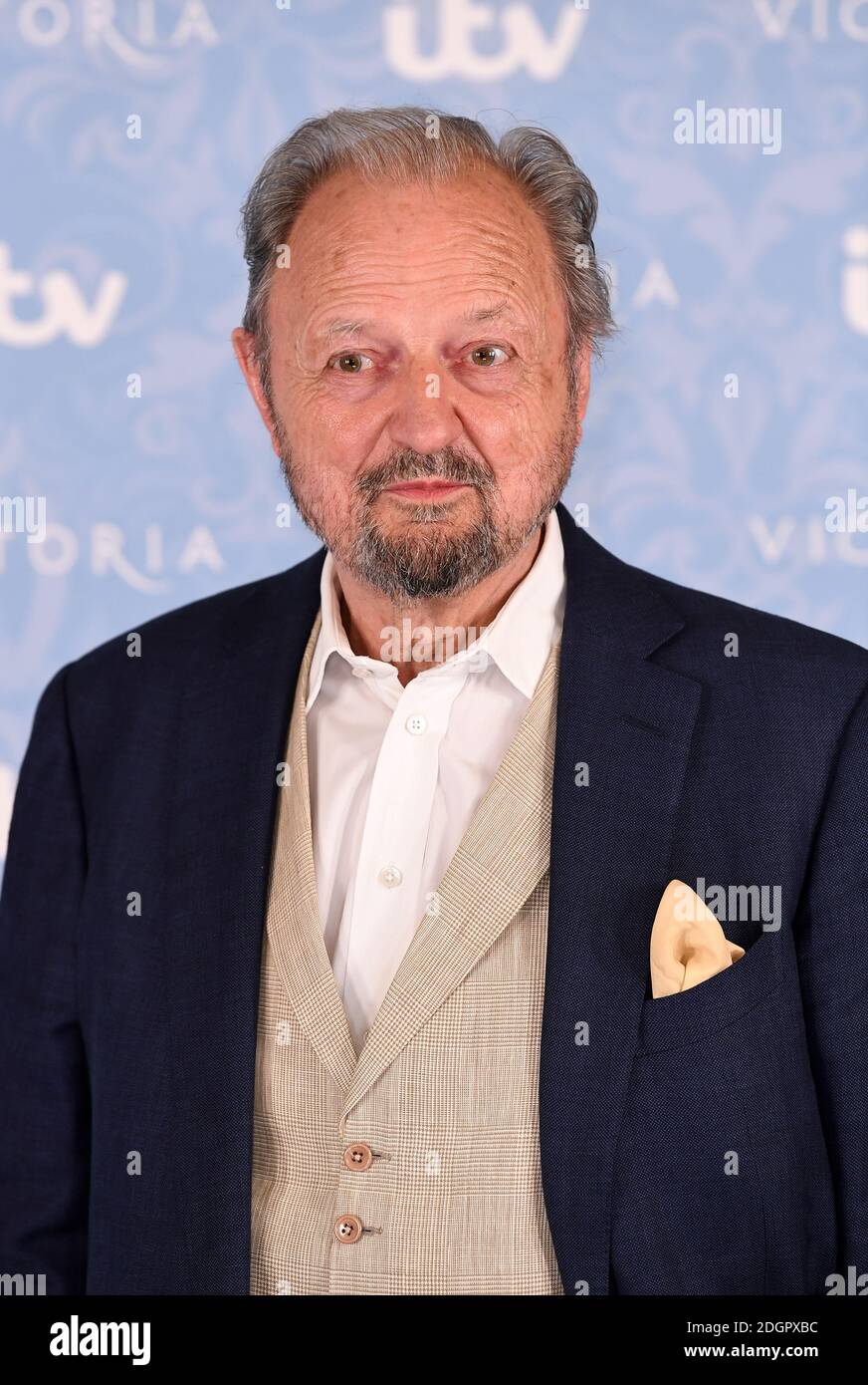 Peter bowles kommt an -Fotos und -Bildmaterial in hoher Auflösung – Alamy