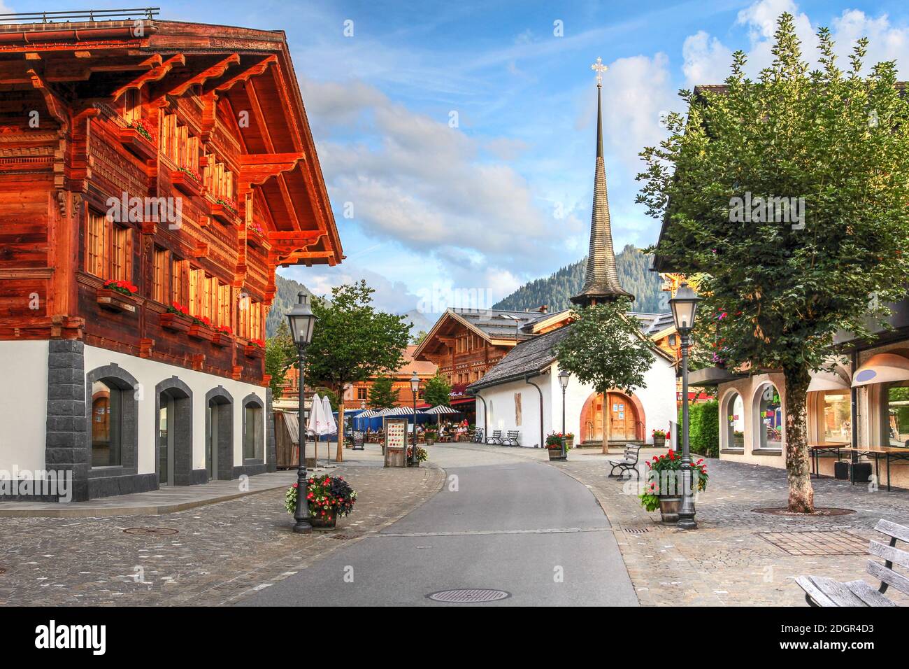 Promenade Gstaad Baden in der goldenen Stunde mit St. Nicholas Chapel ...