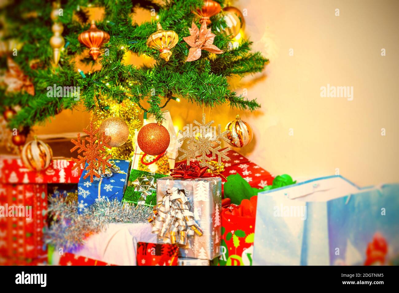 Geschenke unter baum -Fotos und -Bildmaterial in hoher Auflösung – Alamy
