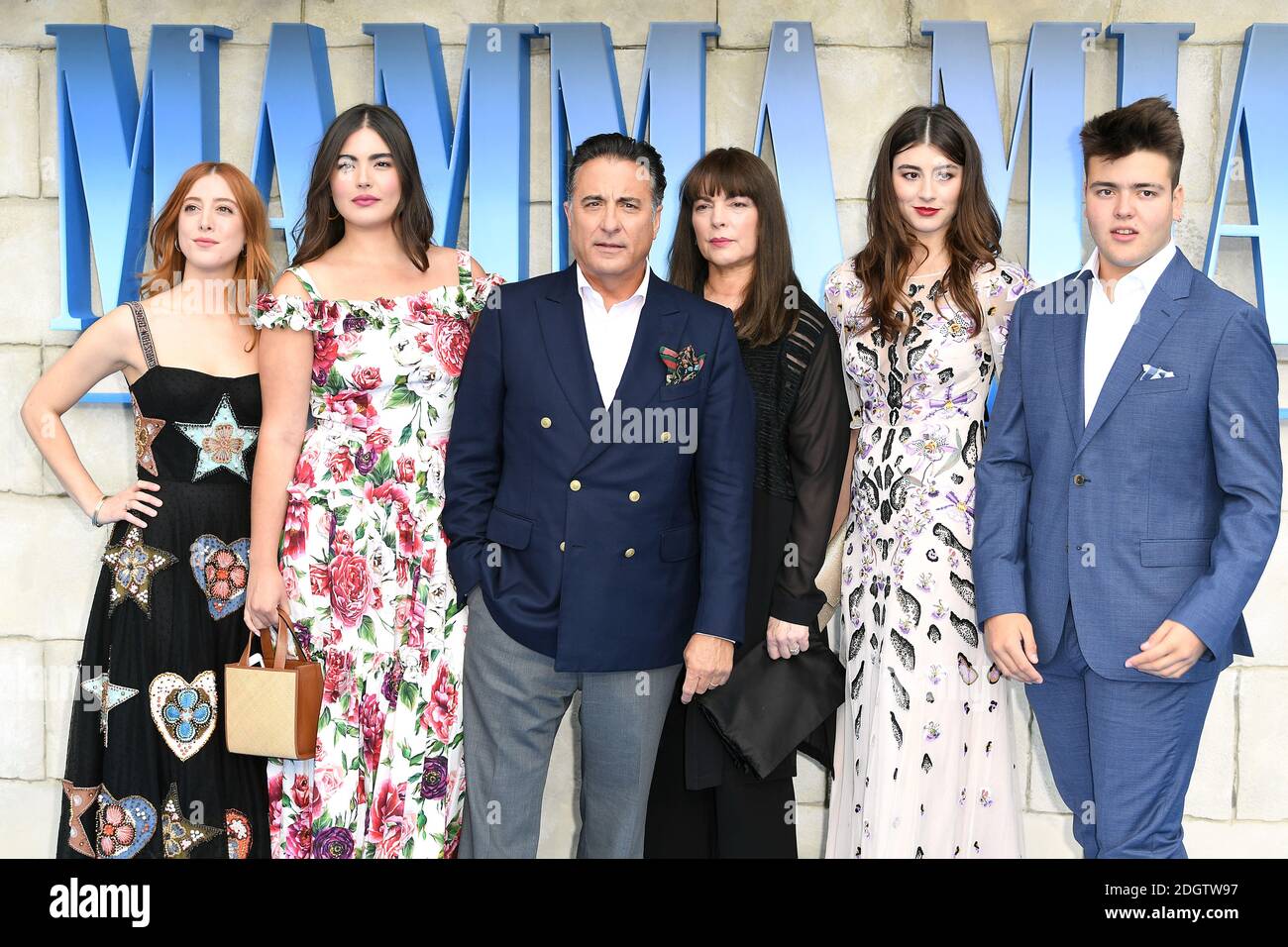 Andy Garcia (Mitte) und Familie bei der Premiere von Mamma Mia! Here We ...