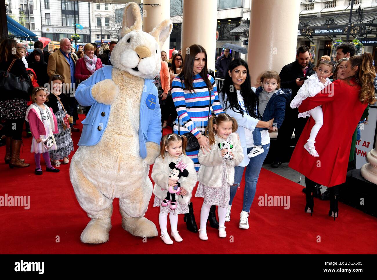 Imogen Thomas und Kinder bei der Galavorstellung von wo ist Peter ...