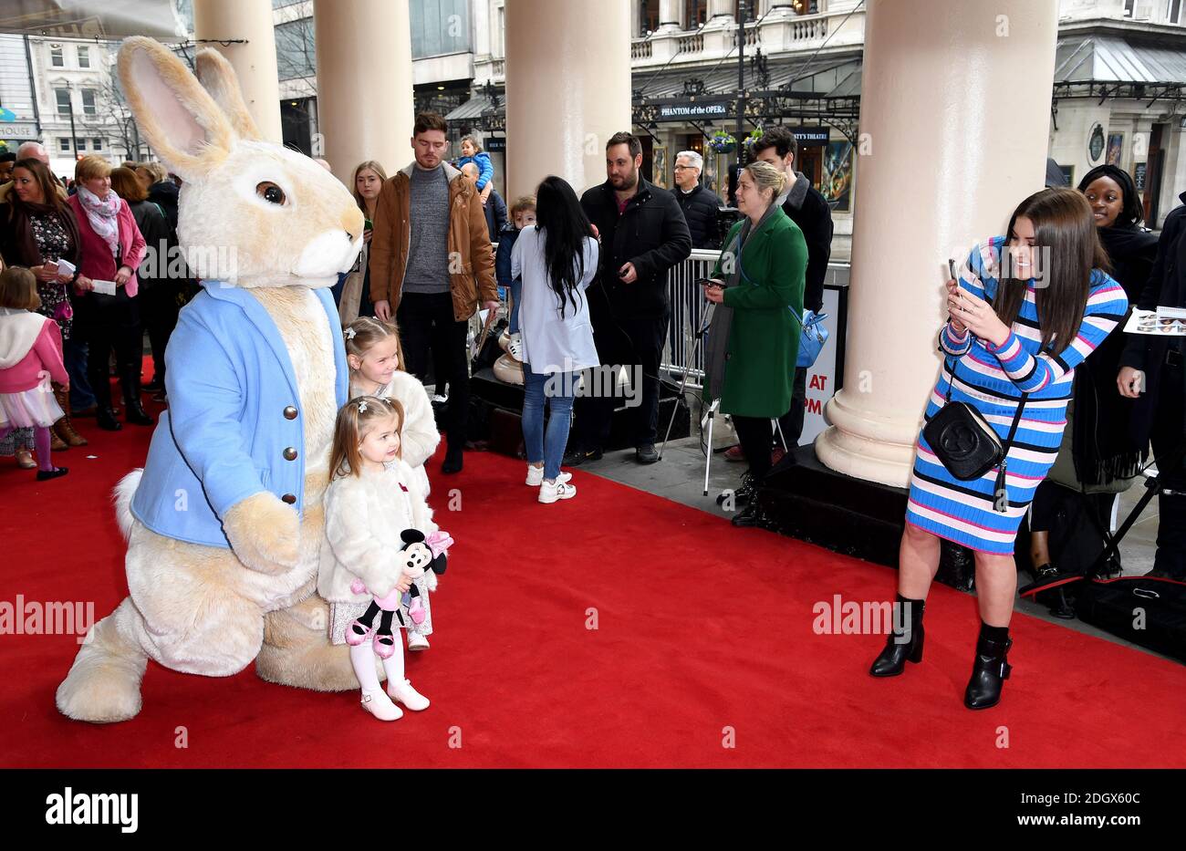 Imogen Thomas und Kinder bei der Galavorstellung von wo ist Peter ...