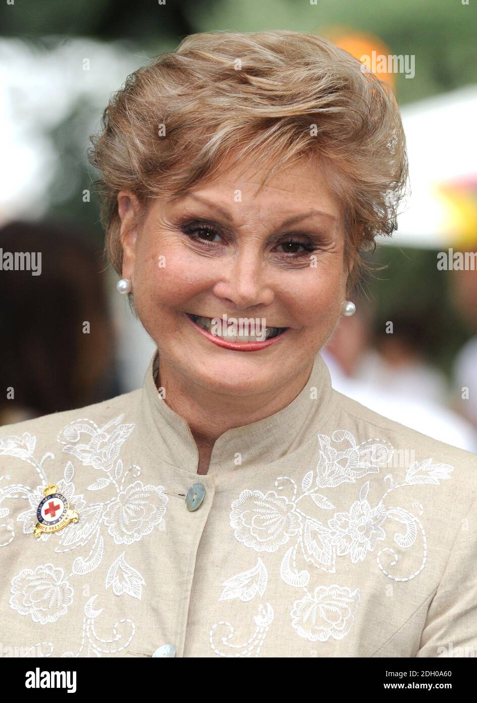 Angela rippon kommt sir david frosts sommergartenparty -Fotos und ...