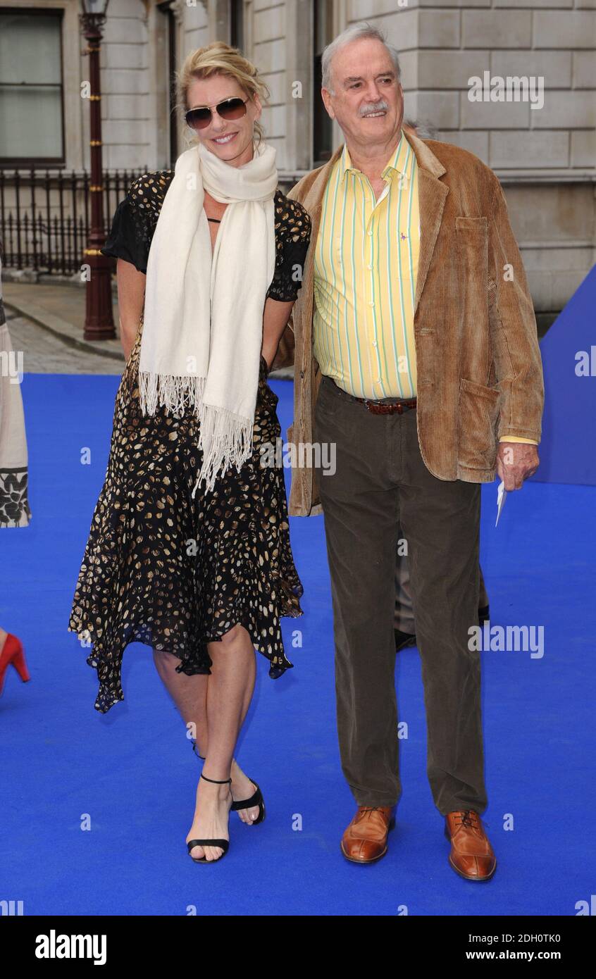 Schauspieler John Cleese und Schauspielerin Lisa Hogan bei der Royal ...