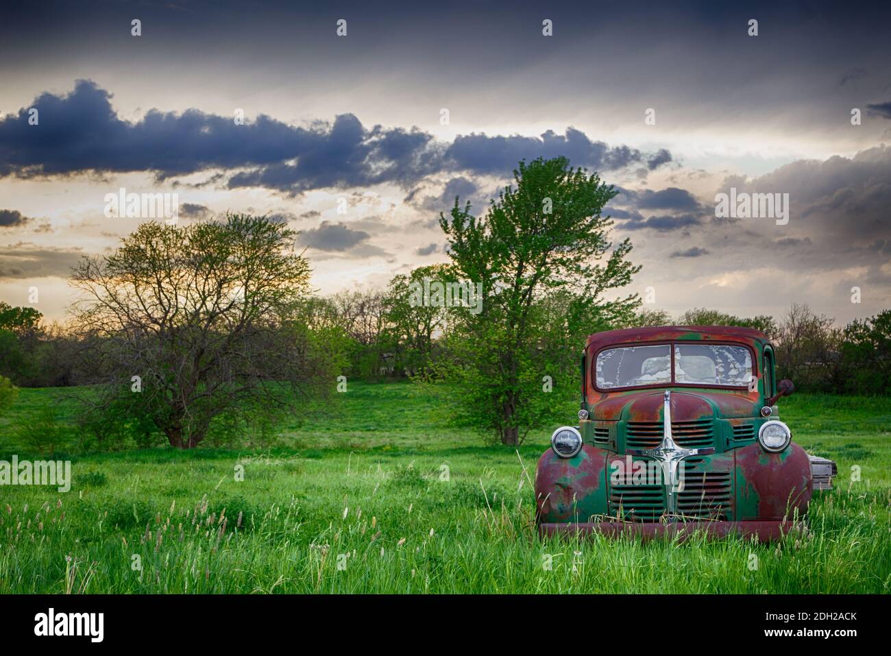 Oldtimer auf einem feld -Fotos und -Bildmaterial in hoher Auflösung – Alamy