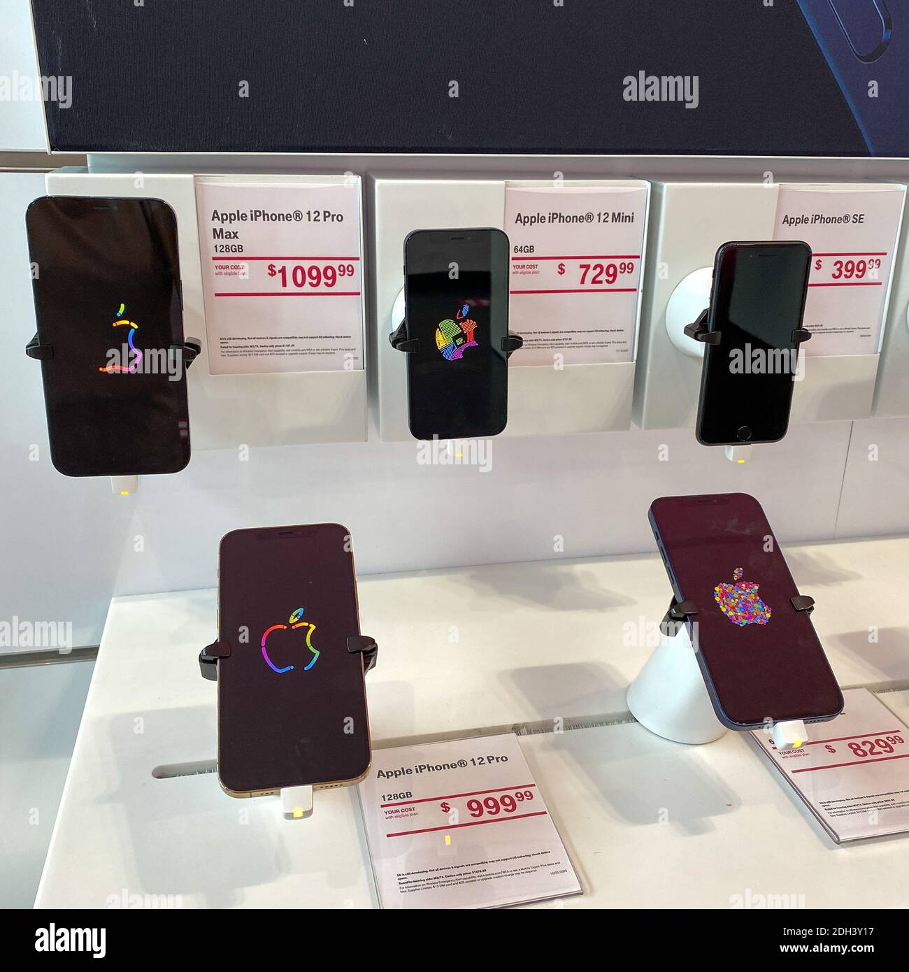 Orlando, FL USA - 13./2020. November: Das neue Apple iPhone 12 Pro wird ...