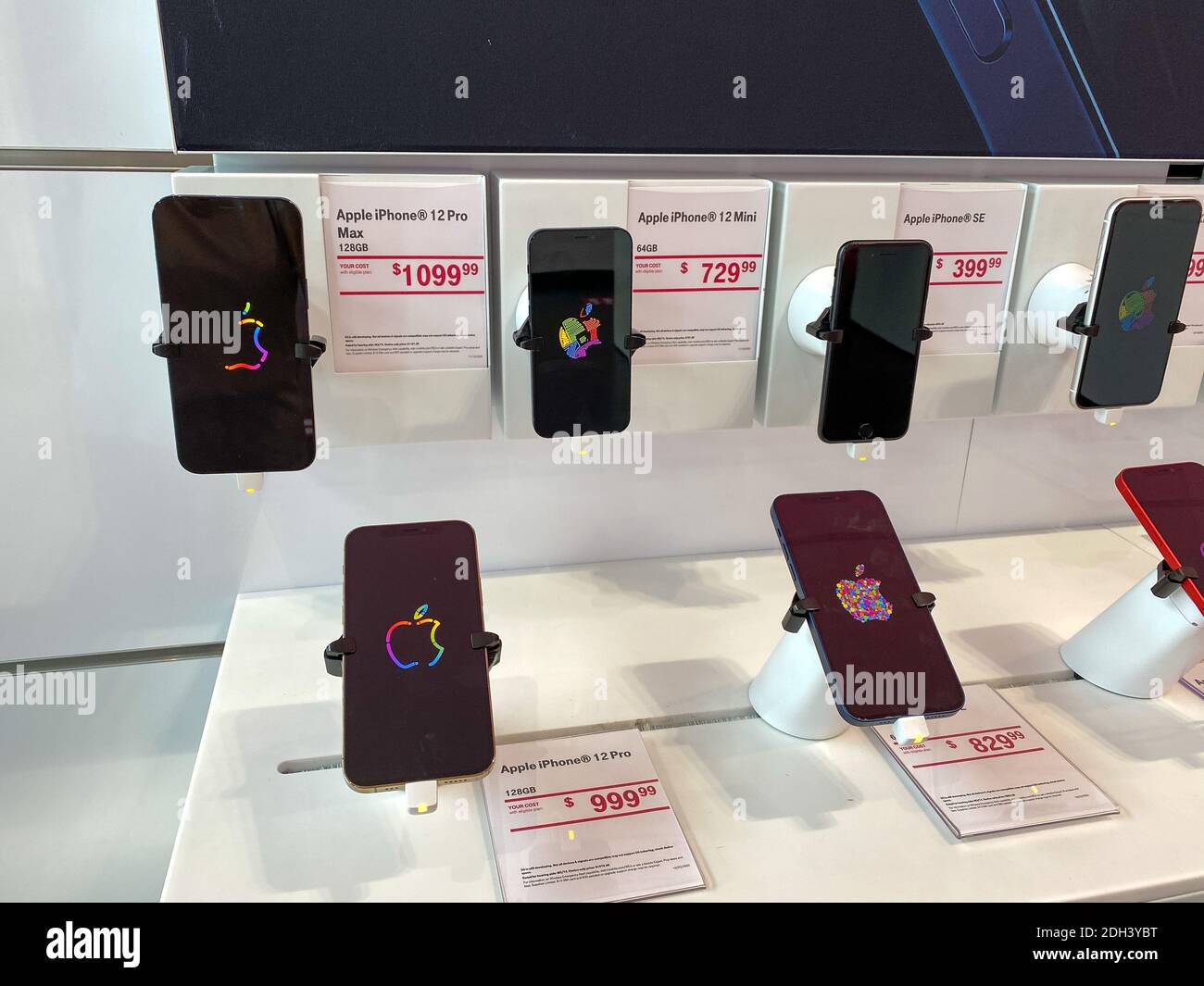 Orlando, FL USA - 13./2020. November: Das neue Apple iPhone 12 Pro wird ...