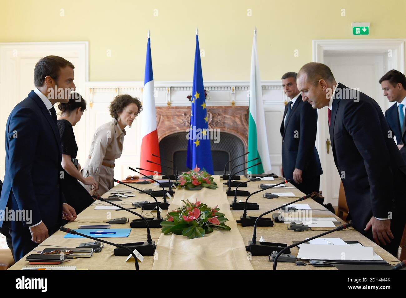 Der französische Präsident Emmanuel Macron (L) wird am 25. August 2017 ...