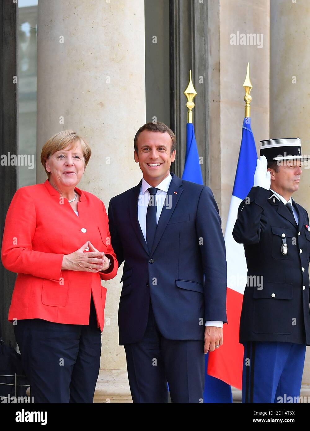 Der französische Präsident Emmanuel Macron posiert mit Bundeskanzlerin ...