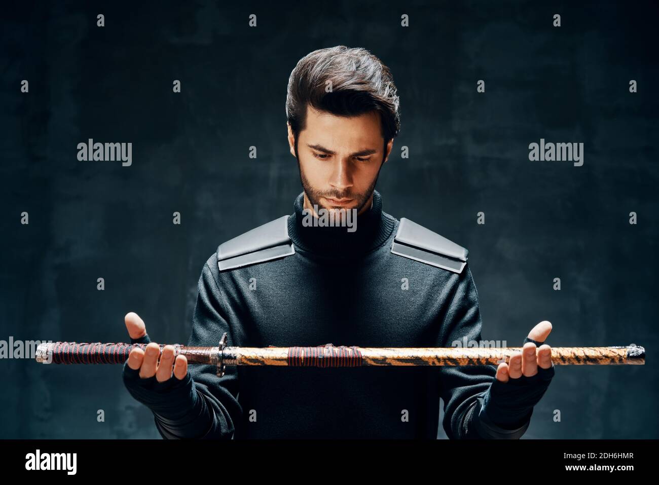 Mann mit schwert bewaffnet -Fotos und -Bildmaterial in hoher Auflösung ...