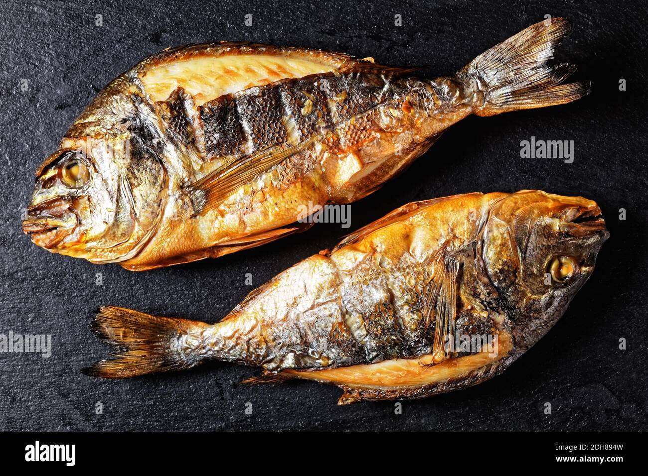 Ganzer gegrillter fisch -Fotos und -Bildmaterial in hoher Auflösung – Alamy