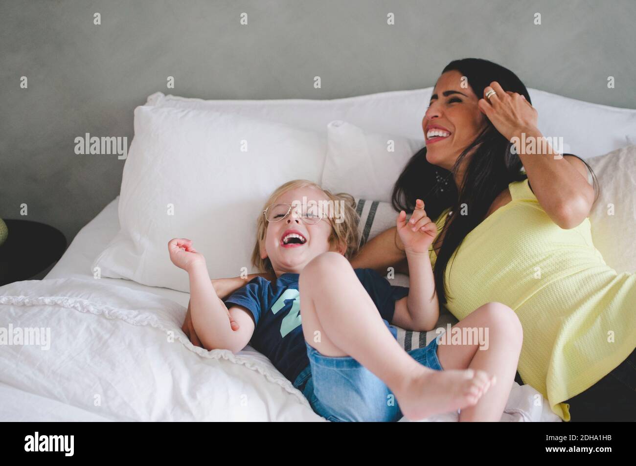 Sohn und mutter im bett -Fotos und -Bildmaterial in hoher Auflösung – Alamy