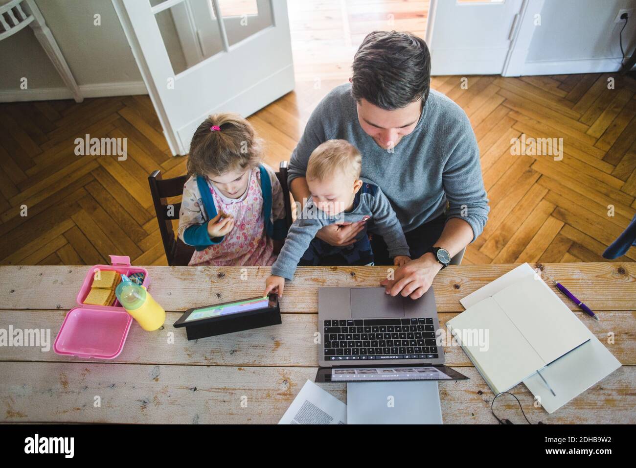 Tochter zeigt ihren tablet computer -Fotos und -Bildmaterial in hoher ...