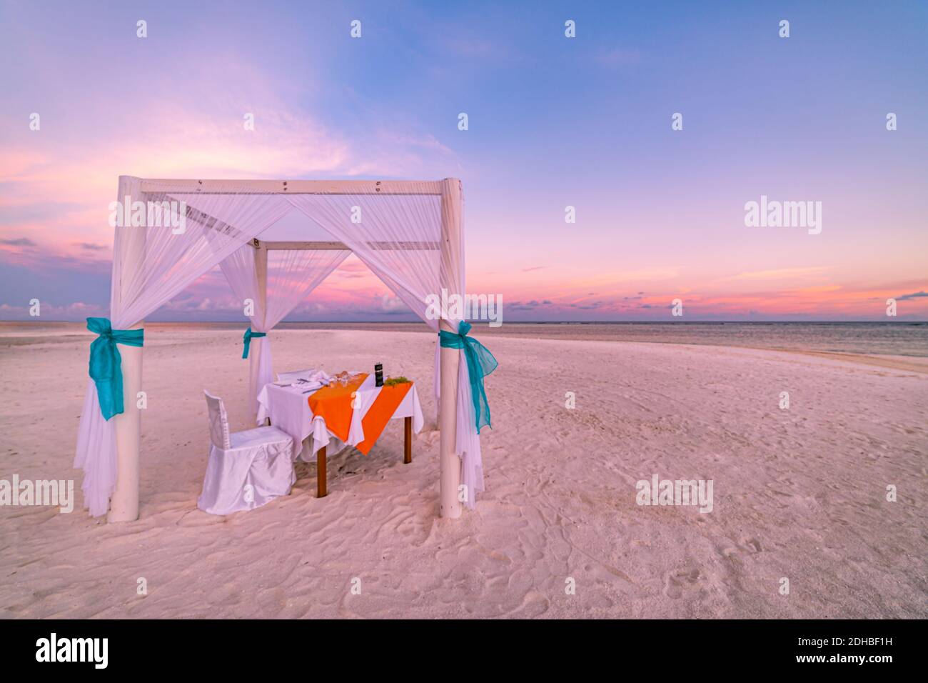 Tolles romantisches Abendessen am Strand auf der Holzterrasse mit ...