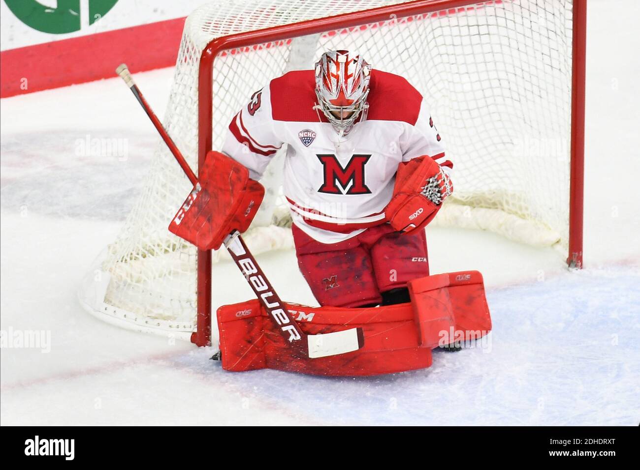 10. Dezember 2020 Miami RedHawks Torhüter Ben Kraws (33) hält gerade ...