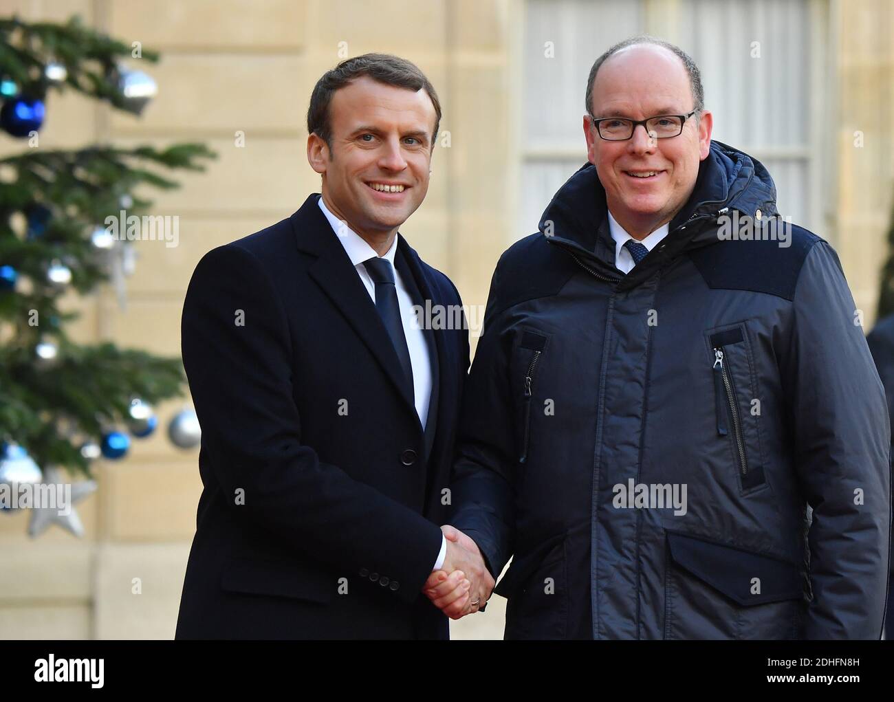 Der französische Präsident Emmanuel Macron begrüßt Prinz Albert von ...