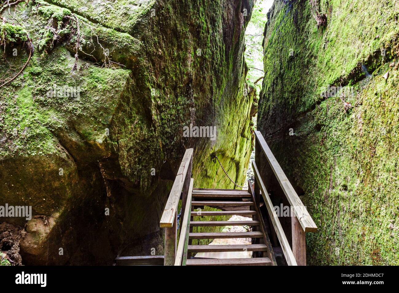 Aaron grate versteck engen durchgang durchgang -Fotos und -Bildmaterial ...