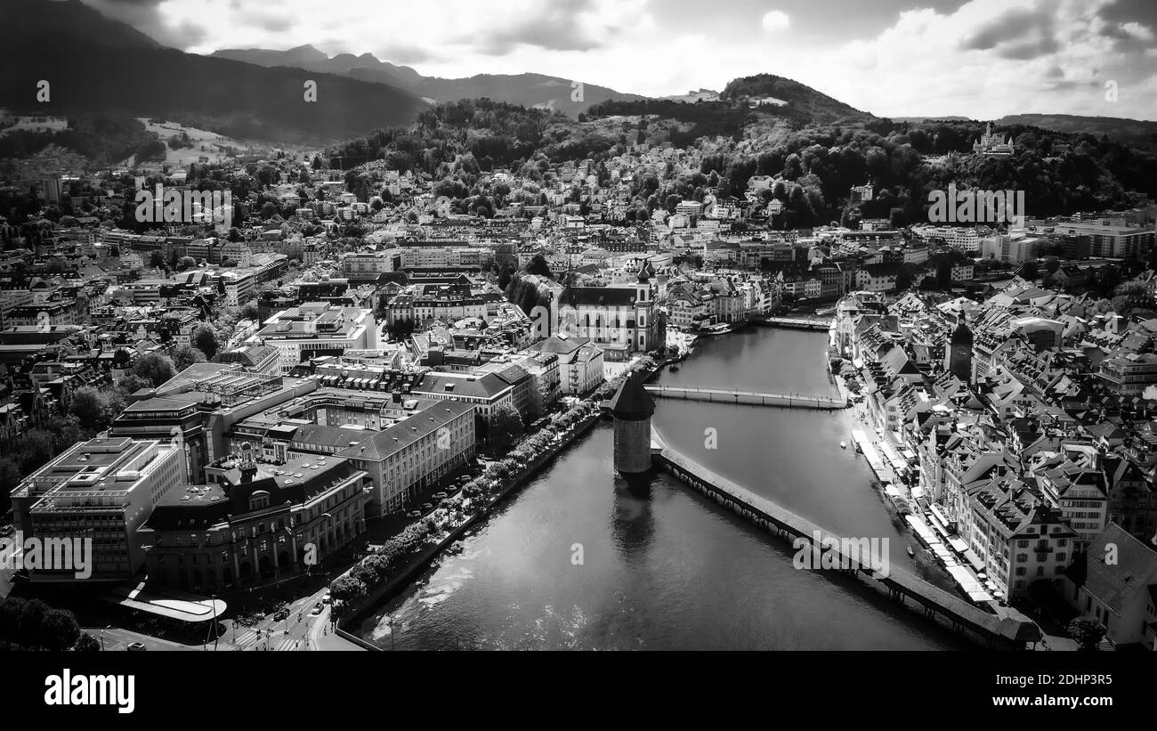 Stadt Luzern Schweiz und Vierwaldstättersee - Luftbild In schwarz und ...
