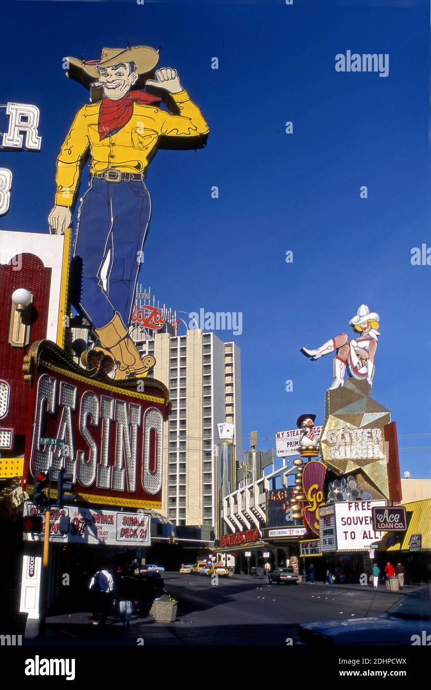 Klassische Cowboy- und Cowgirl-Schilder auf der Fremont Street in Las ...