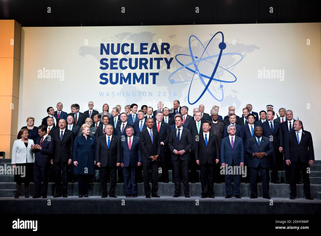 US-Präsident Barack Obama, Mitte, steht neben anderen ...