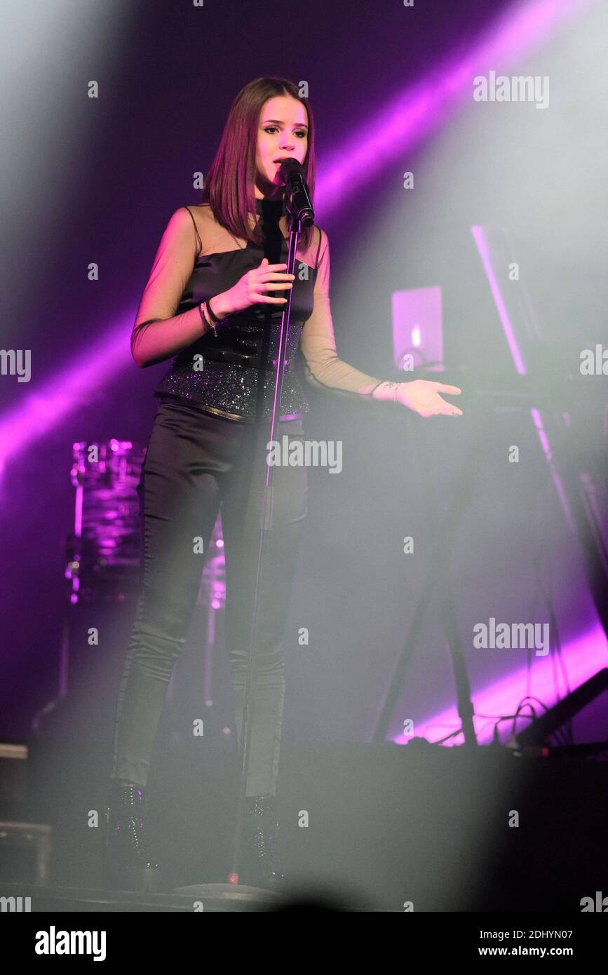 Marina Kaye (Marina Dalmas) en concert avec les titers de son Premier ...