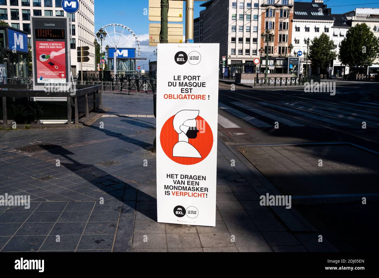 Schild, das auf das Tragen einer Schutzmaske gegen Covid-19 hinweist ...