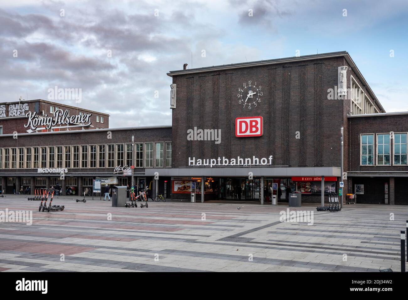 Hauptbahnhof duisburg -Fotos und -Bildmaterial in hoher Auflösung – Alamy