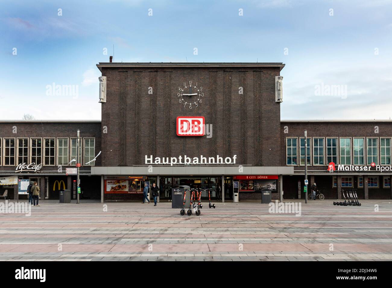 Hauptbahnhof duisburg -Fotos und -Bildmaterial in hoher Auflösung – Alamy