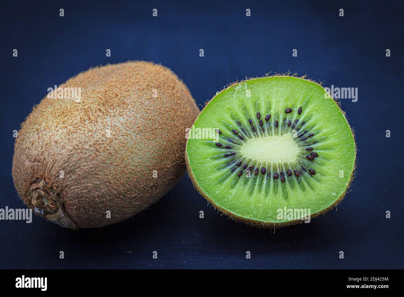 Kiwi texture -Fotos und -Bildmaterial in hoher Auflösung – Alamy