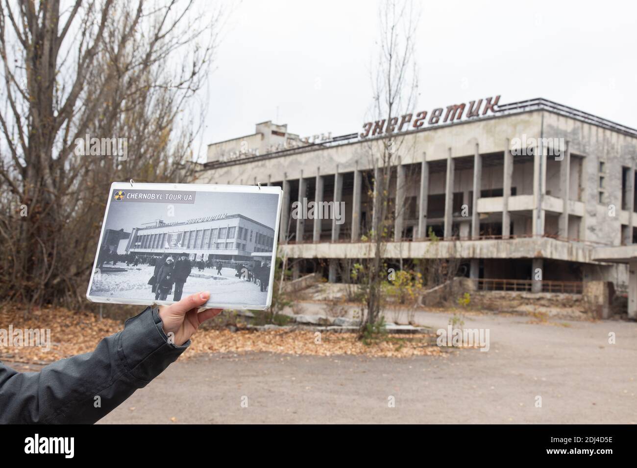 Pripyat, Ukraine - 3. November 2019: Reiseleiter in Pripyat zeigt ein ...