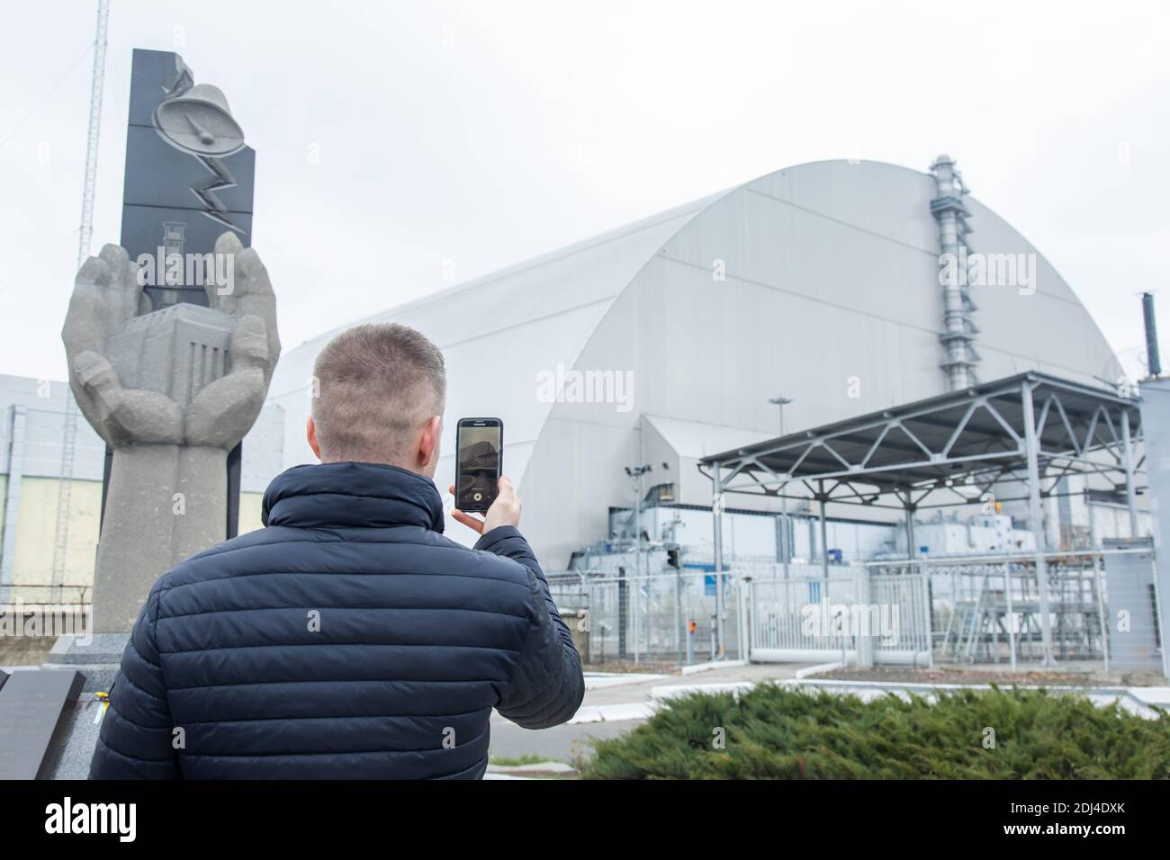 Tschernobyl, Ukraine - 3. November 2019: Ein MANN macht ein Foto zum ...