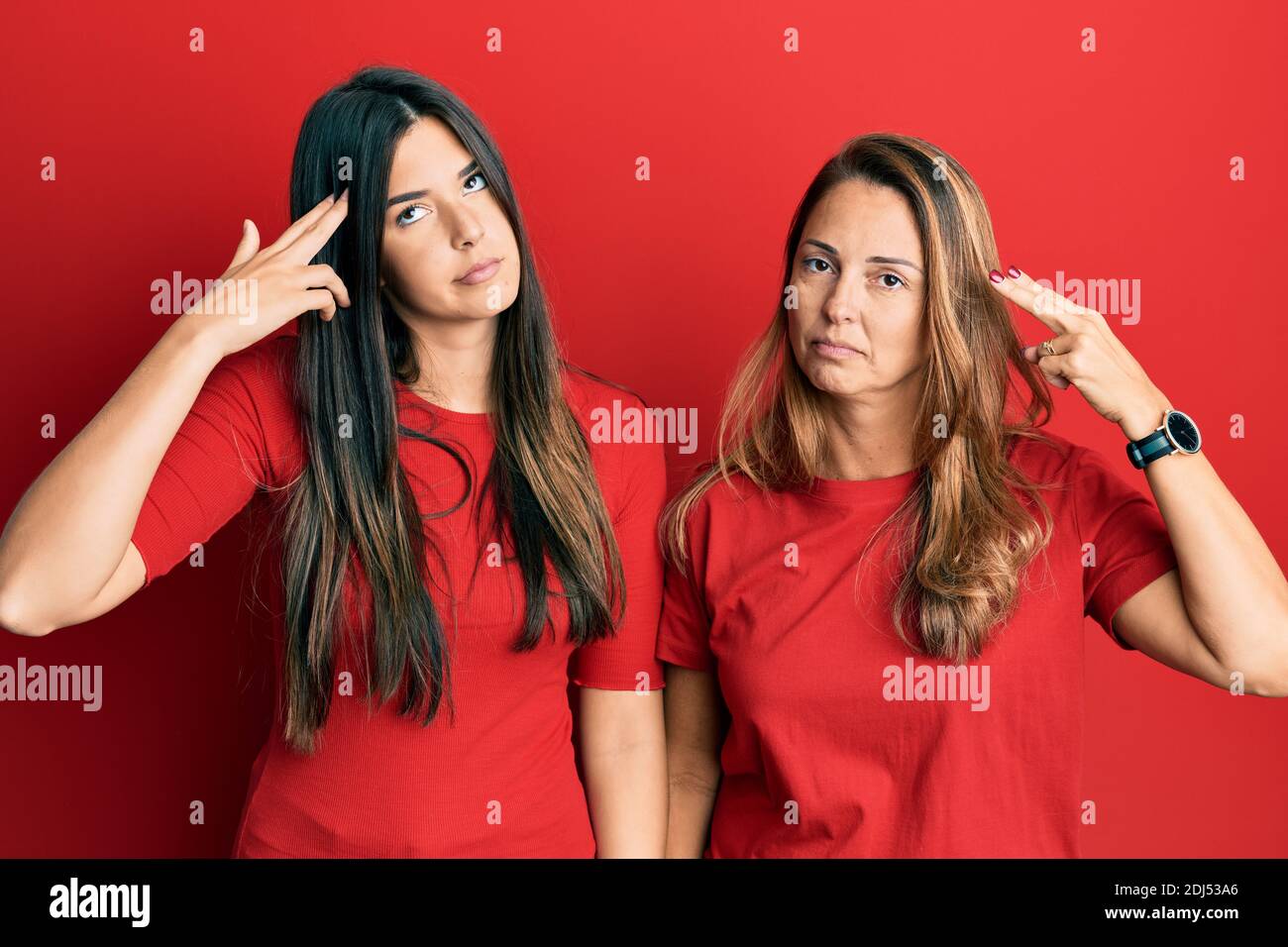 Hispanische Familie von Mutter und Tochter tragen legere Kleidung über ... Hispanische Familie von Mutter und Tochter tragen legere Kleidung über ...