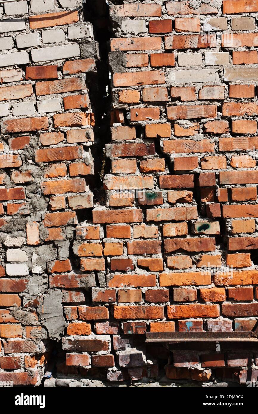 Riss im haus -Fotos und -Bildmaterial in hoher Auflösung – Alamy
