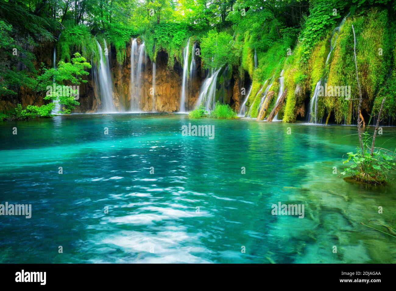 Exotische Wasserfall und See Landschaft des Nationalparks Plitvicer Seen, UNESCO Weltnaturerbe ...