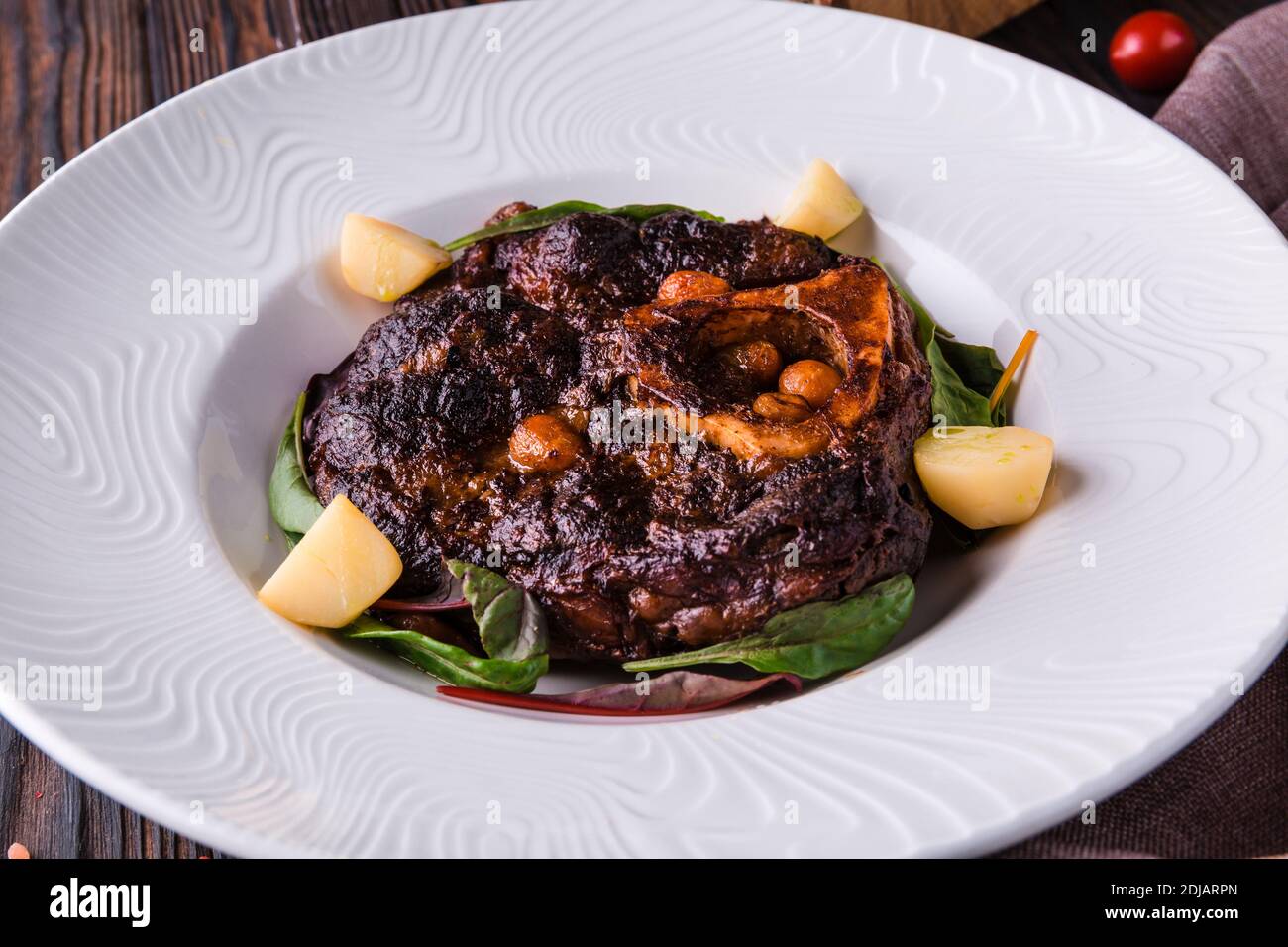 Osso BUKO - geschmorte Rinderhaxe mit Wurzelgemüse, Kräutern und Wein ...