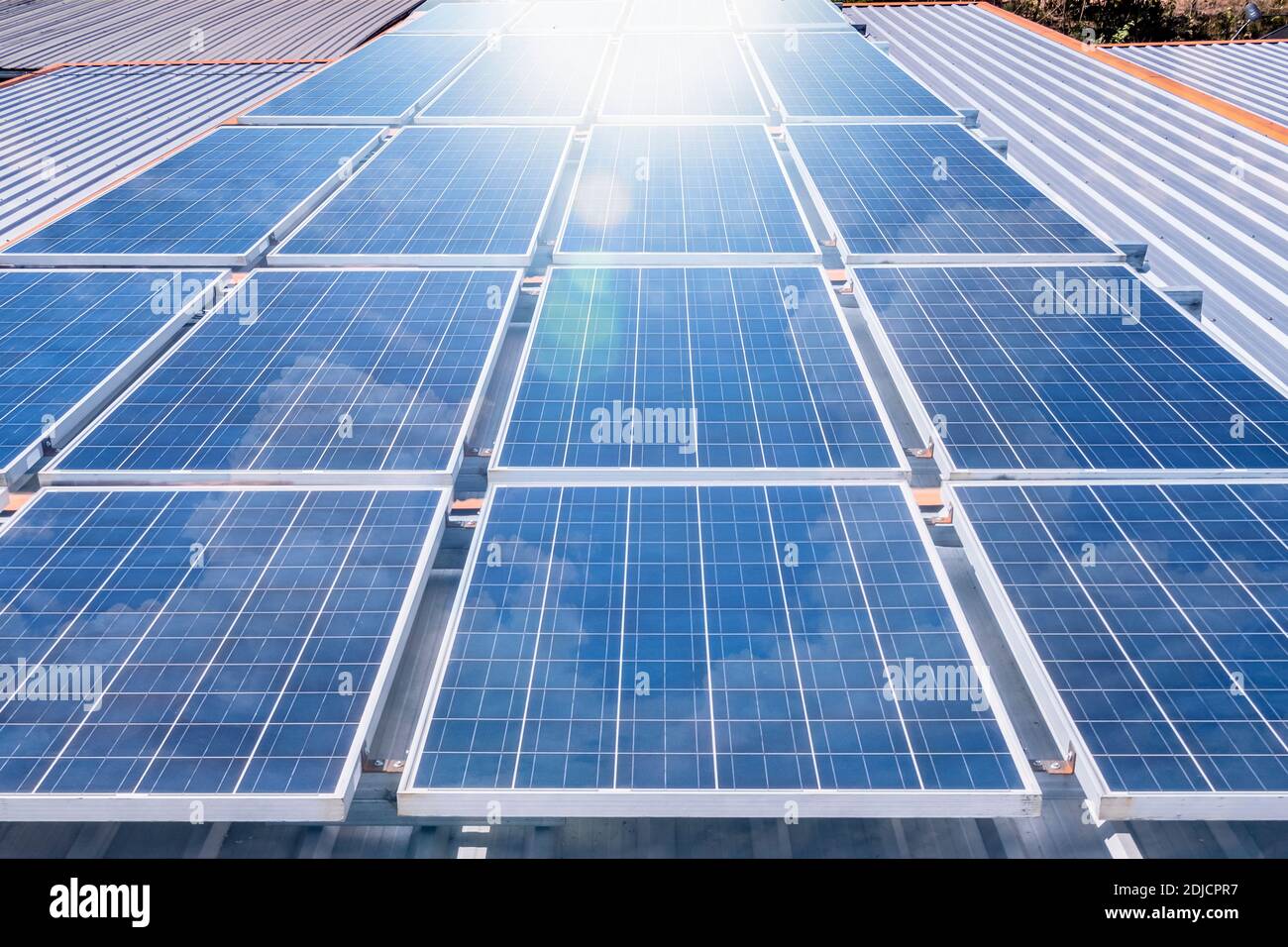 Photovoltaikanlage auf dem dach -Fotos und -Bildmaterial in hoher ...