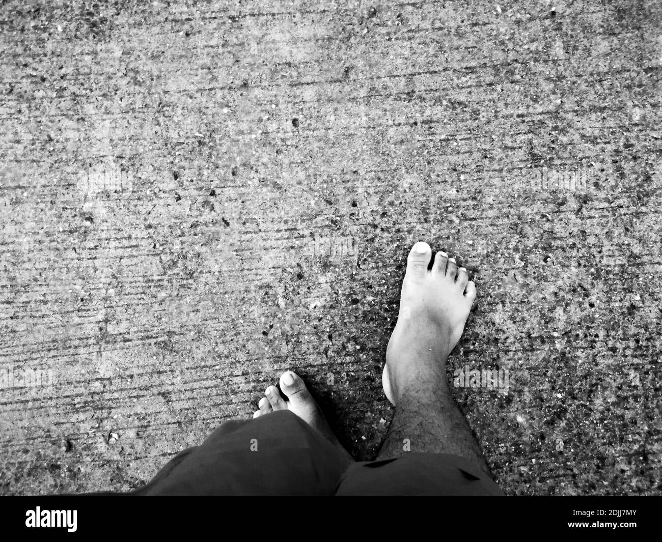Barfuß auf der straße Schwarzweiß-Stockfotos und -bilder - Alamy