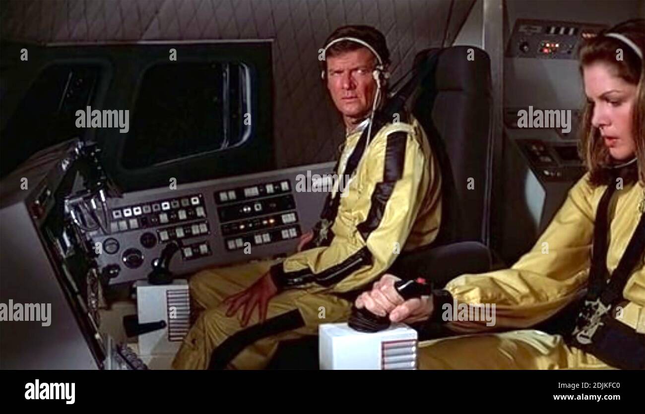 Moonraker Roger Moore Lois Chiles 1979 Stockfotos und -bilder Kaufen ...