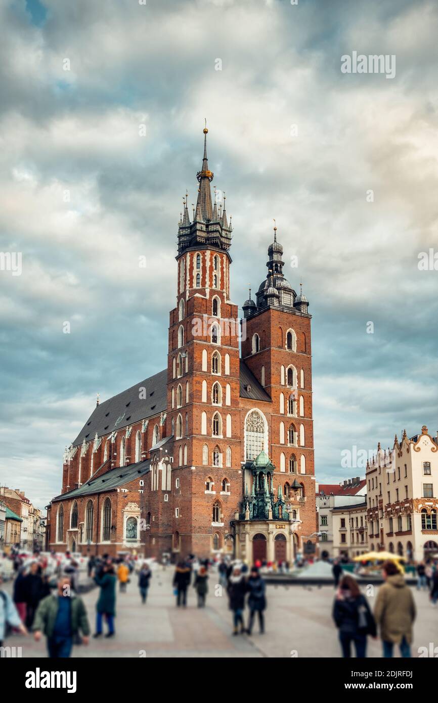Krakauer kirche st mary market square -Fotos und -Bildmaterial in hoher Auflösung – Alamy