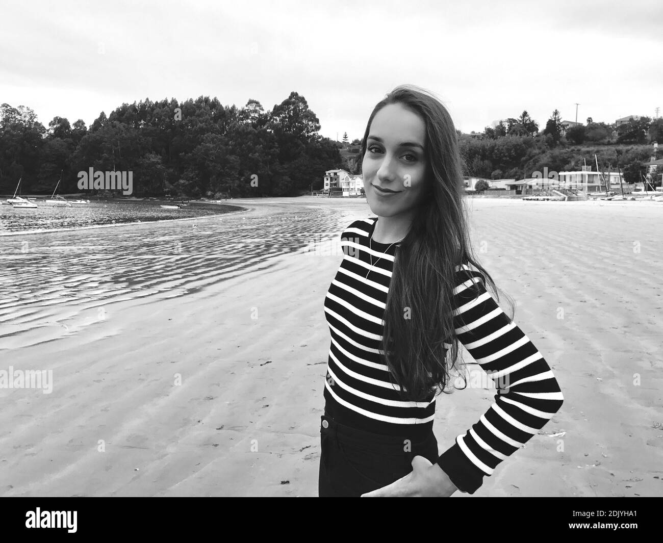 Junge frau steht am strand Schwarzweiß-Stockfotos und -bilder - Alamy