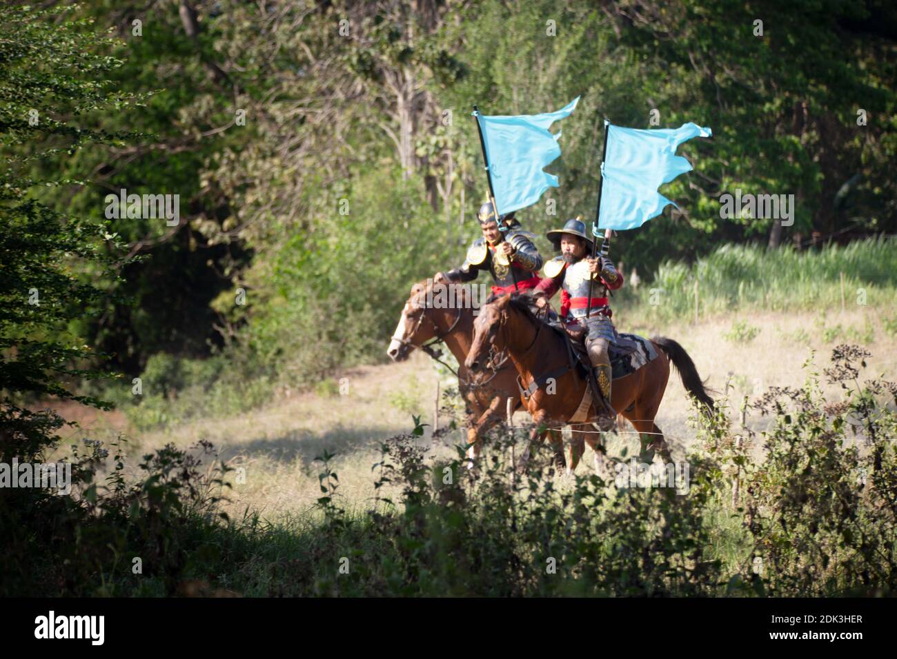 Männer Mit Flaggen Reiten Pferde Im Wald Stockfotografie - Alamy