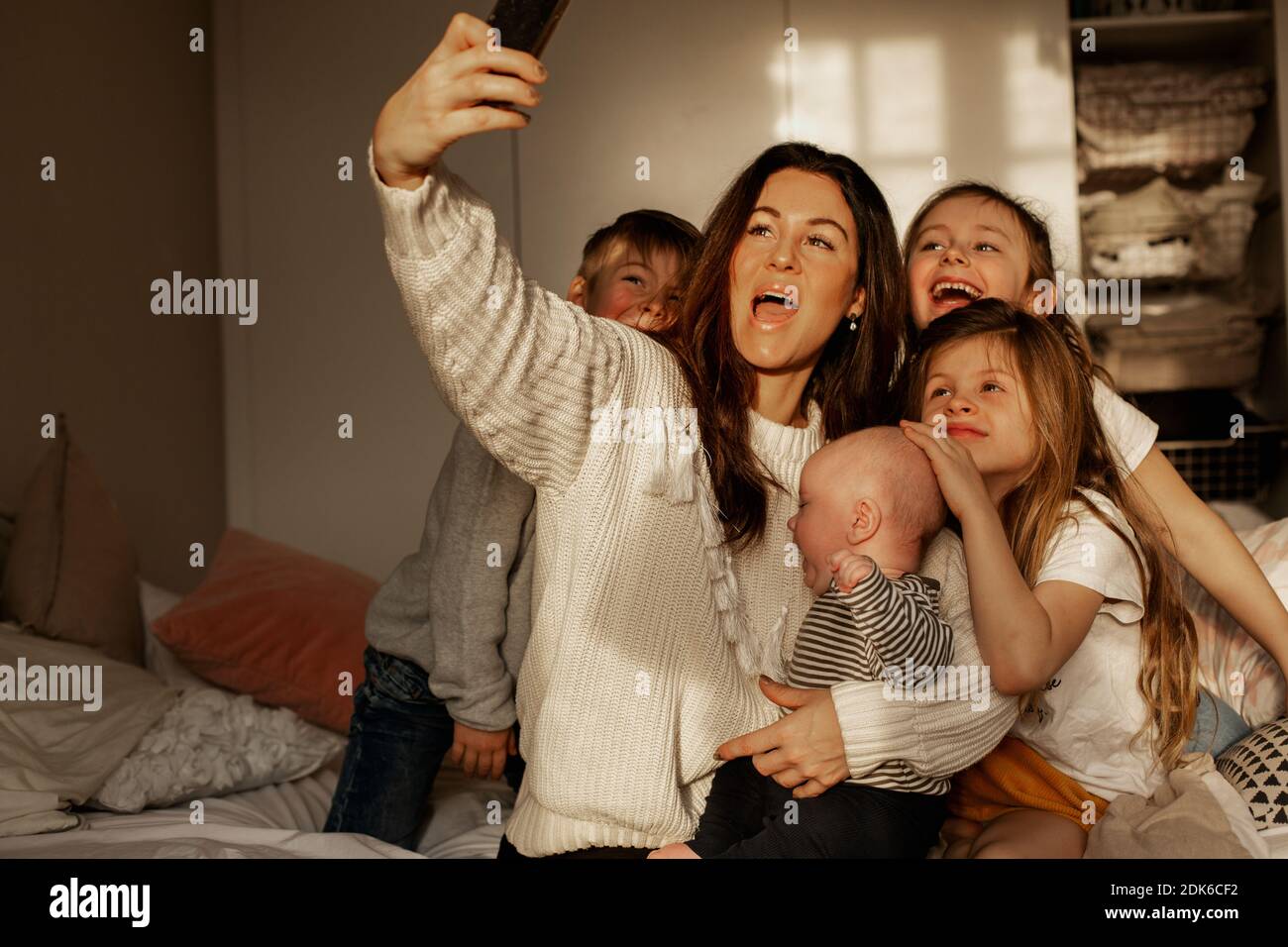 Mutter und vier kinder -Fotos und -Bildmaterial in hoher Auflösung – Alamy