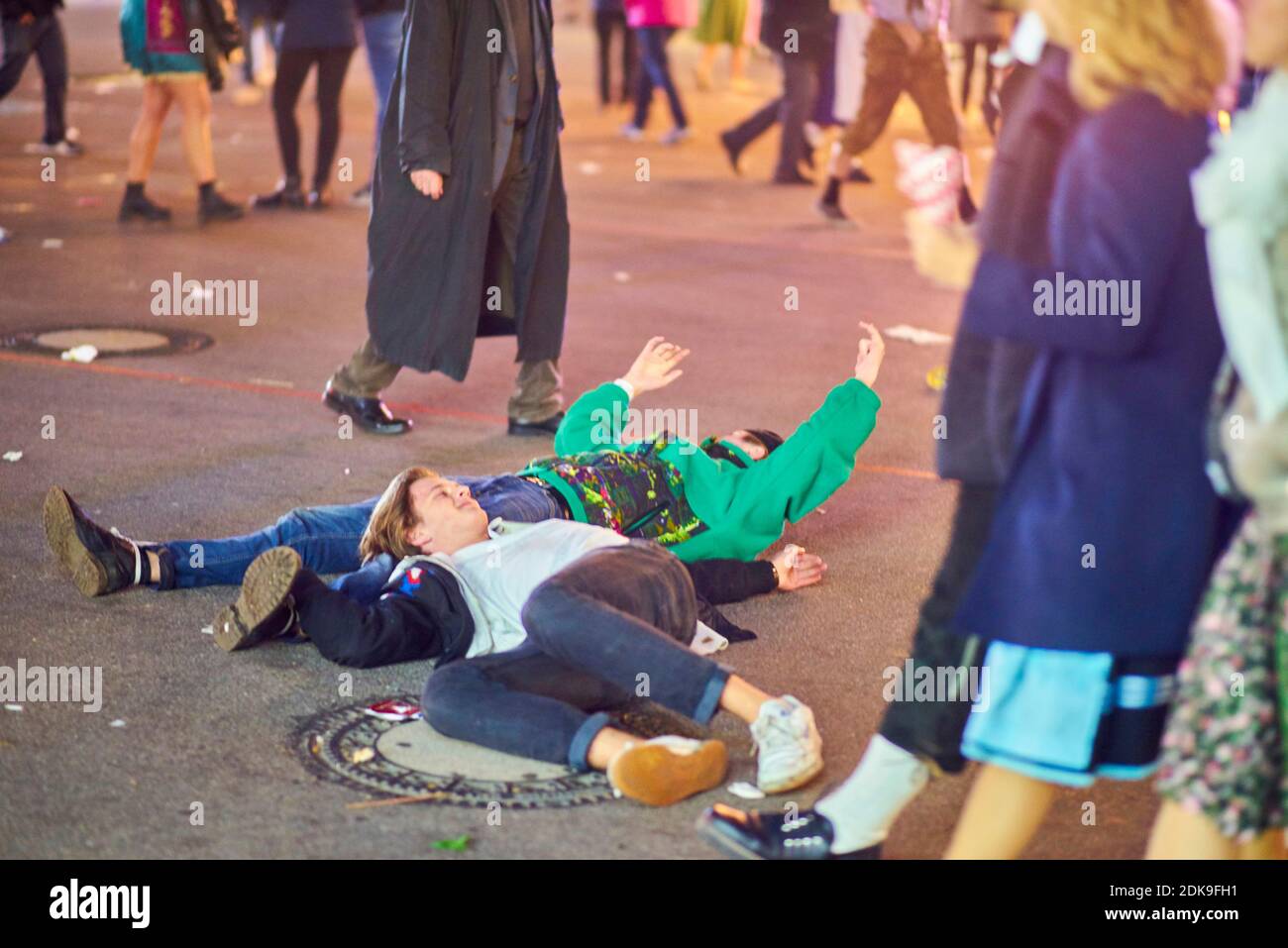 Zwei leute, die betrunken liegen -Fotos und -Bildmaterial in hoher ...