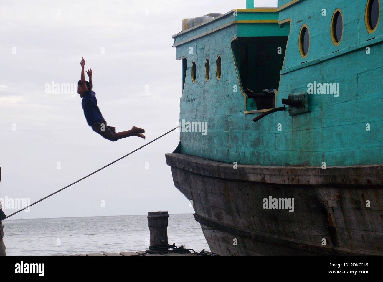 Mann Springt Vom Boot Ins Meer Stockfotos und -bilder Kaufen - Alamy